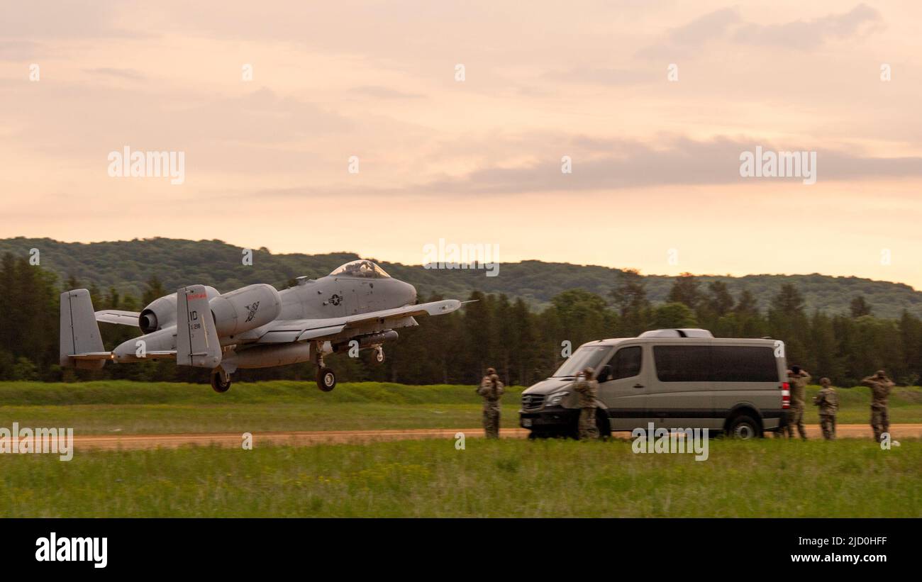 Ein A-10 Thunderbolt II vom 124. Fighter Wing, Boise, Idaho, hebt am 13 ...