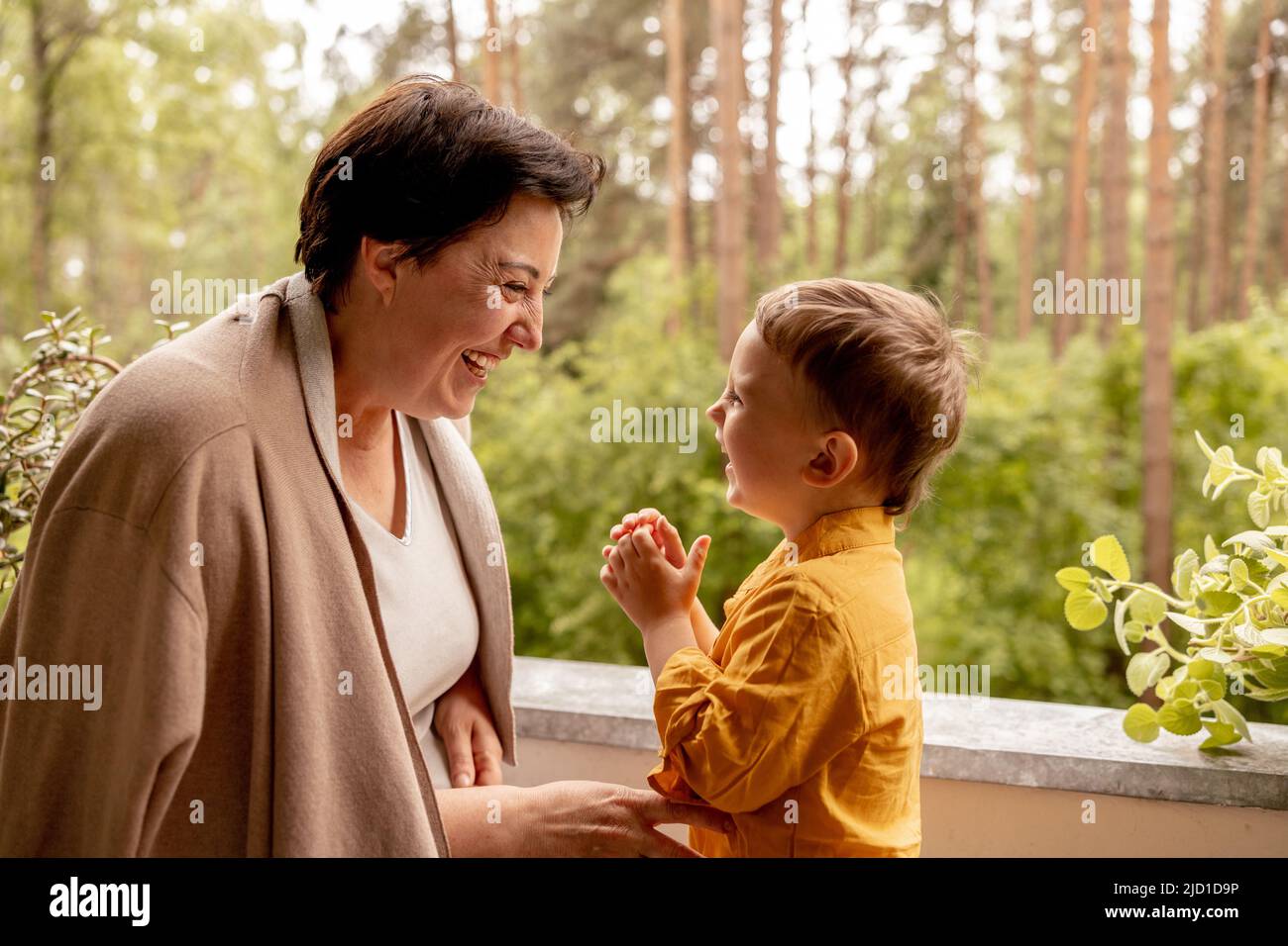 50 year old woman laughing -Fotos und -Bildmaterial in hoher Auflösung ...