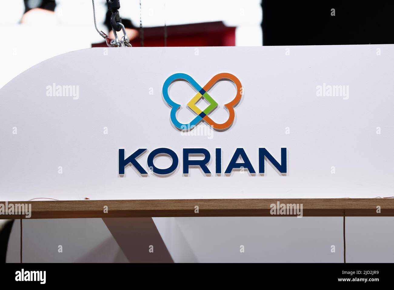 Ein Logo von Korian ist auf seinem Stand zu sehen, auf der Viva ...