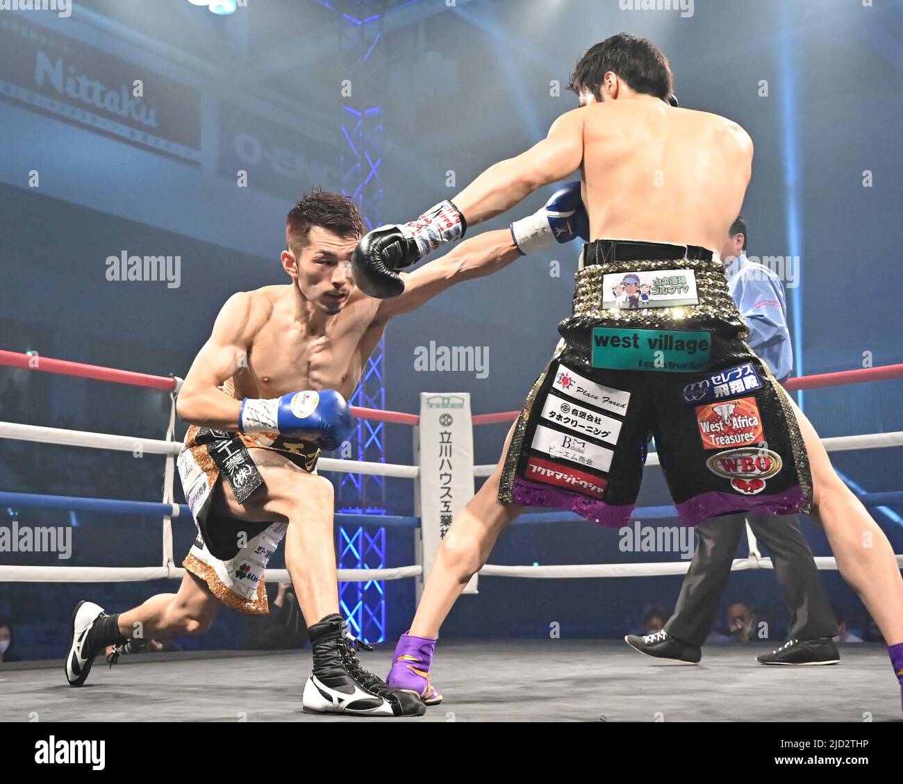 Reiya Abe (blaue Handschuhe) und Hinata Maruta (schwarze Handschuhe ...