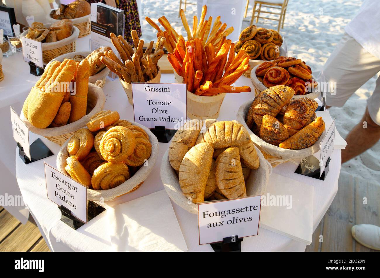 Antibes, Frankreich - 16. Juni 2022: Präsentation des Reiseführers ...