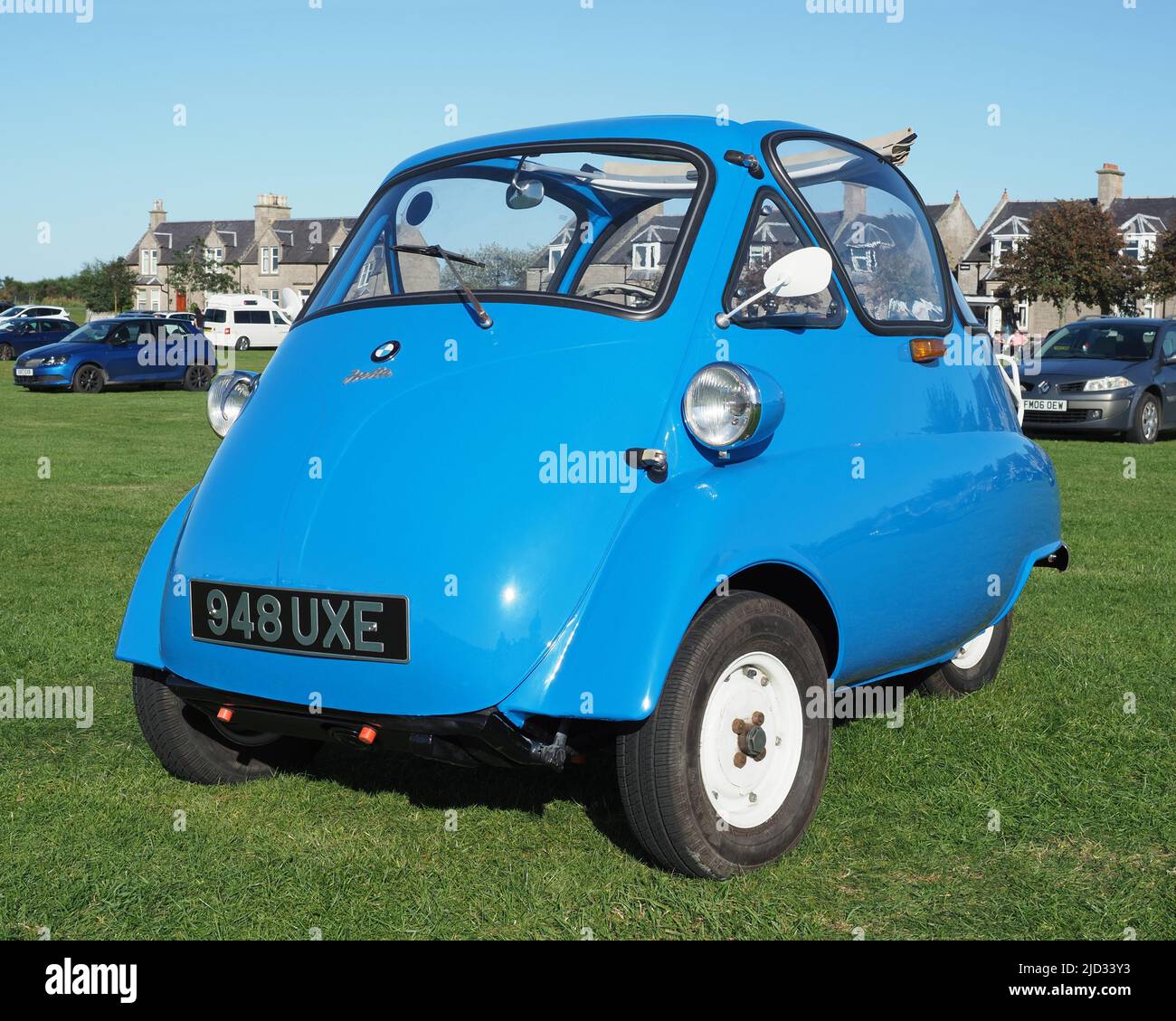Blauer BMW Isetta 0,25lt Micro-Wagen aus dem Jahr 1956. Diese basierten ...