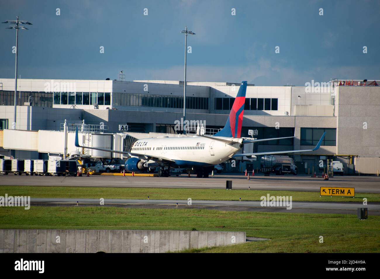 Eine Delta Airlines Boeing 737 parkte am Terminal Gate auf der Rampe ...