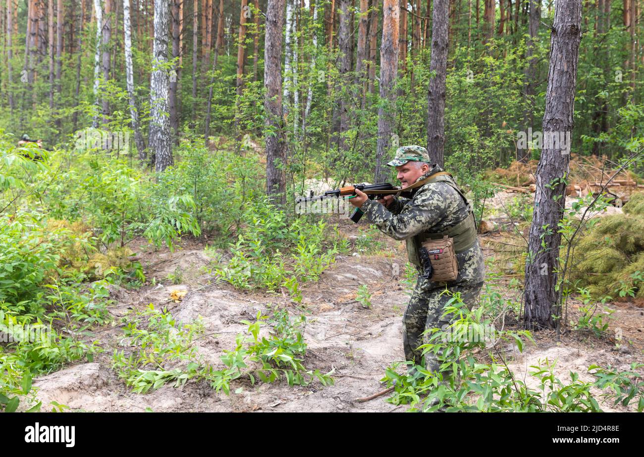 Kampftraining der Bucha Territorial Defence Mitglieder in der Region ...