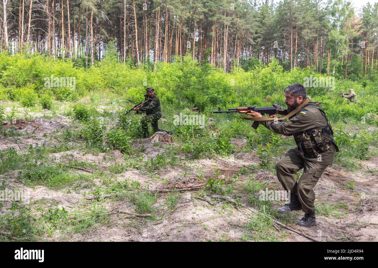 Kampftraining der Bucha Territorial Defence Mitglieder in der Region ...