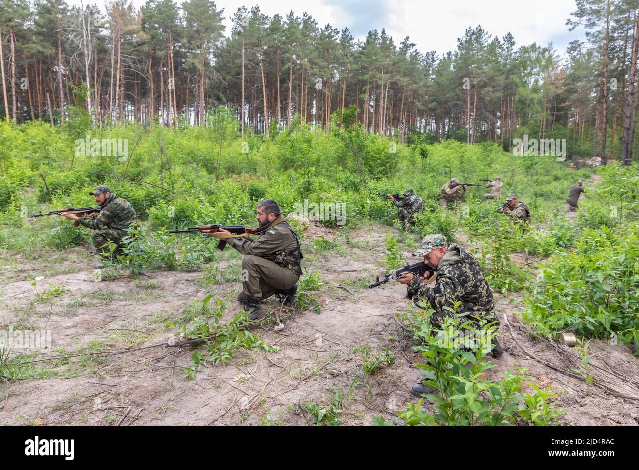 Kampftraining der Bucha Territorial Defence Mitglieder in der Region ...