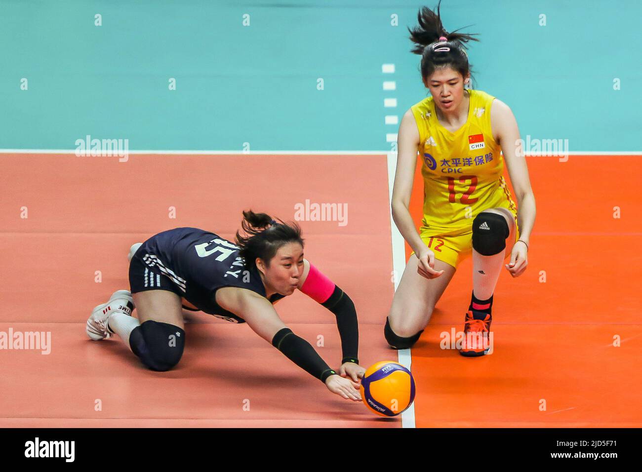 Quezon City. 18.. Juni 2022. Wang Weiyi (L) und Li Yingying aus China ...