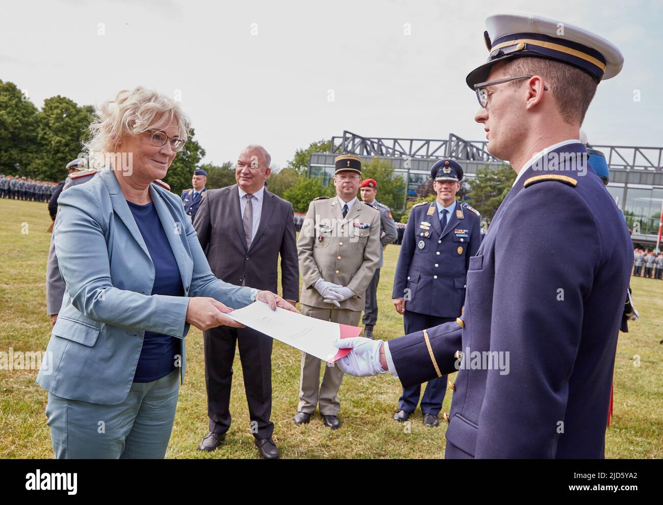 Bundeswehr officer -Fotos und -Bildmaterial in hoher Auflösung - Seite ...