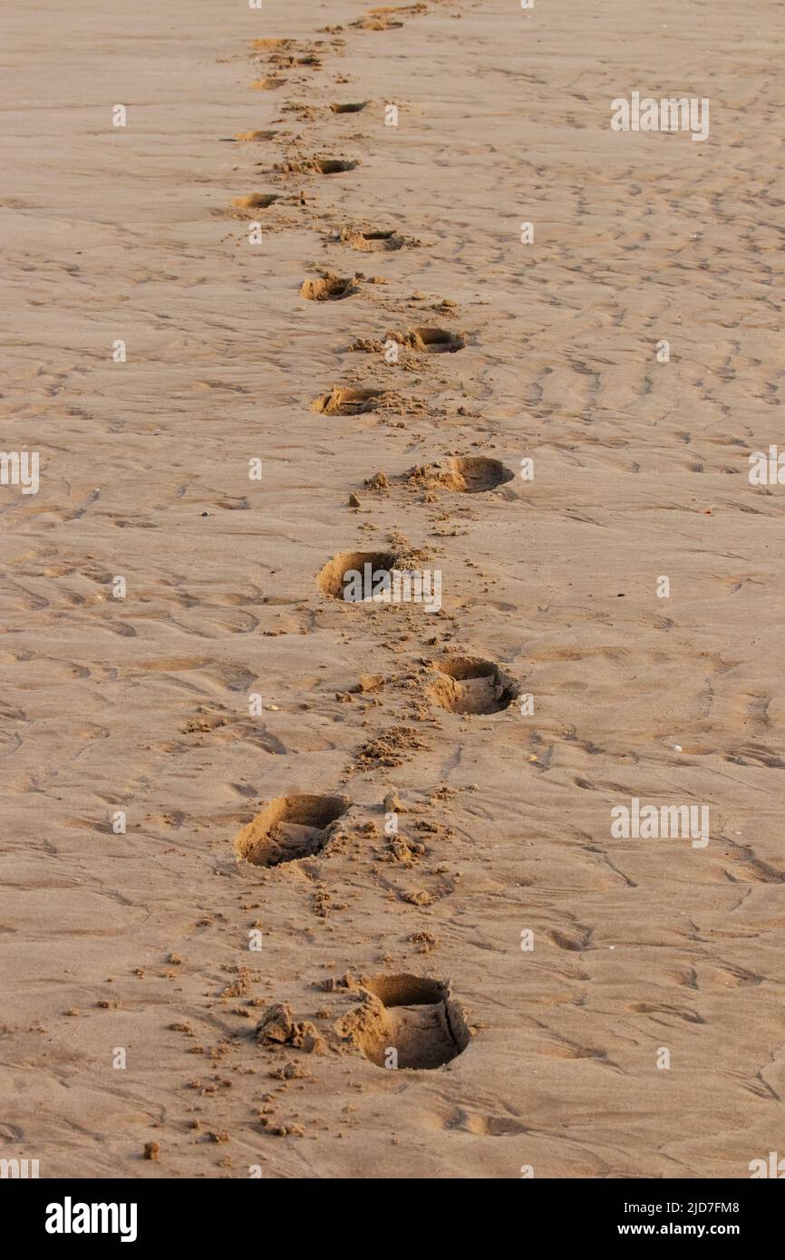 Schritte im Sand eines Strandes. Lage in Blankenberge, belgische Küste ...