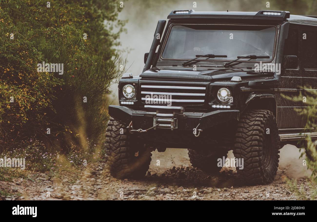Geländewagen fährt auf den Berg. Reisekonzept mit großem 4x4-Auto ...