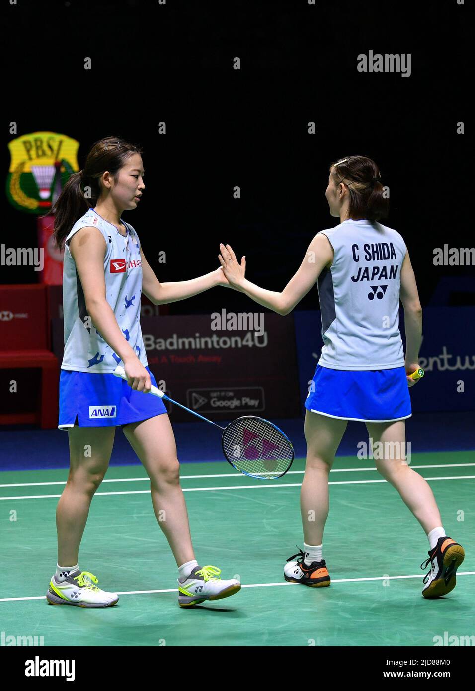 Jakarta, Indonesien. 19.. Juni 2022. Die Japanerin Matsuyama Nami (L)/Shida Chiharu reagieren ...