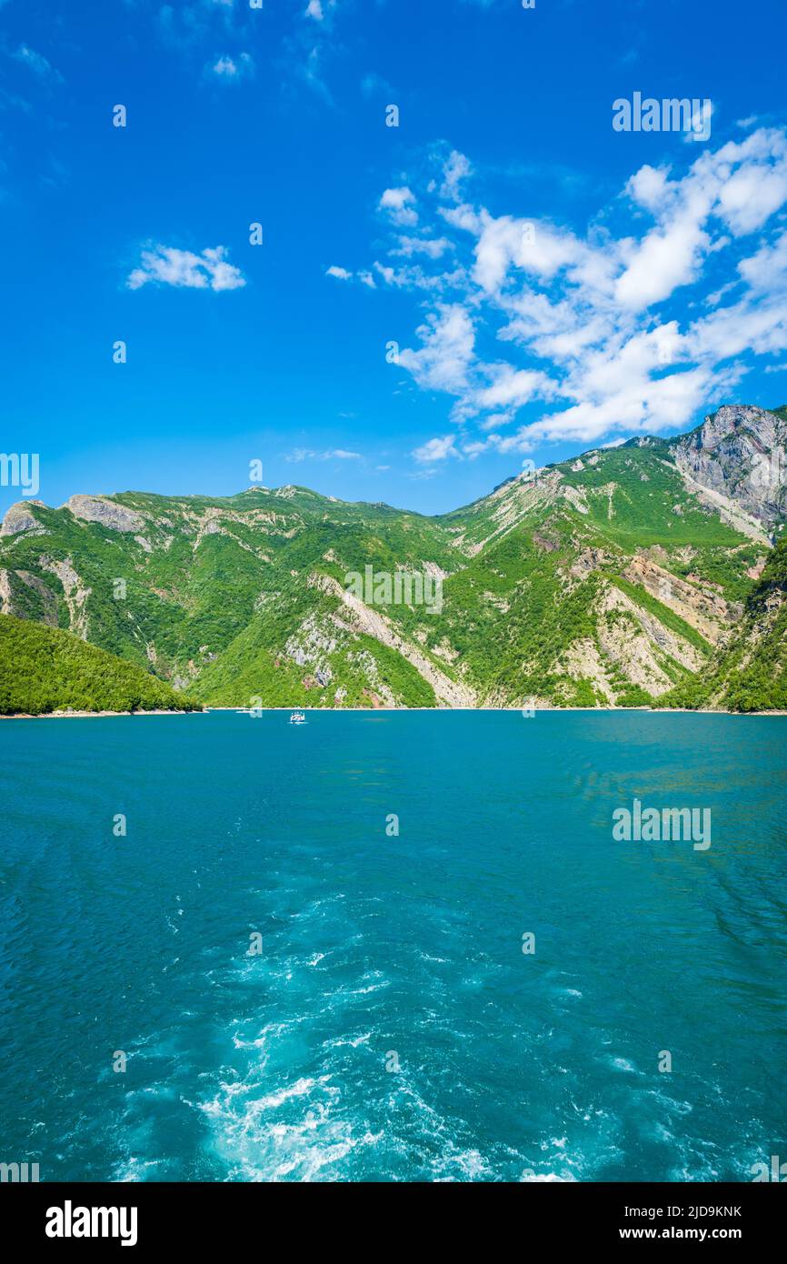 Blick auf die Fähre auf dem Komani-See in der Nähe der Stadt Fierzë ...