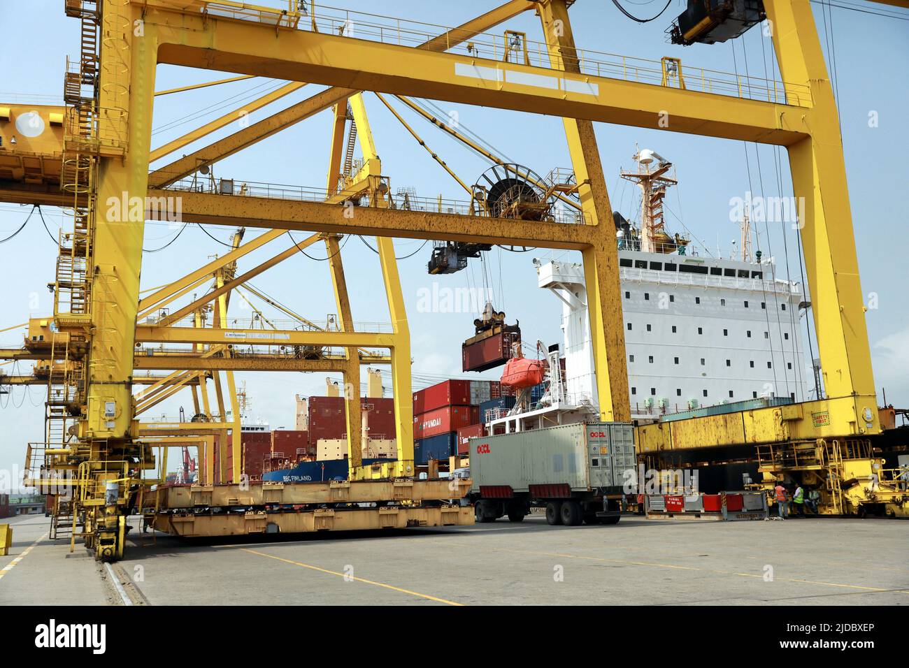 Luftaufnahme von Containern und Werftkranen und Lastwagen sind in ...