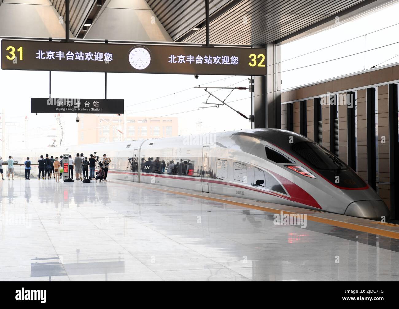 Peking, China. 20.. Juni 2022. Der Zug G601 fährt vom Bahnhof Peking ...