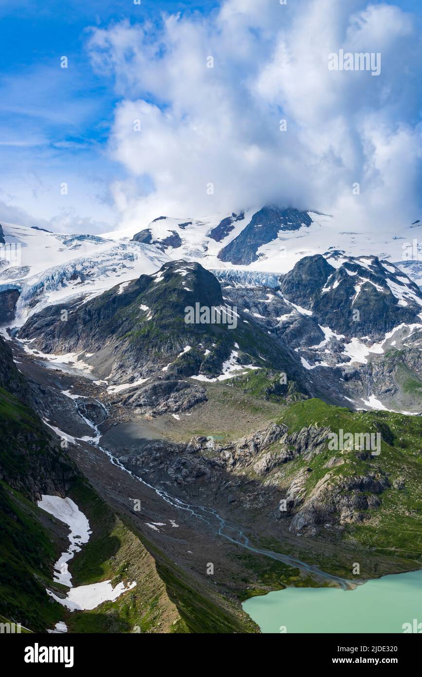 Typische Alpenlandschaft der Schweizer Alpen mit Steinsee, Urner Alpen ...