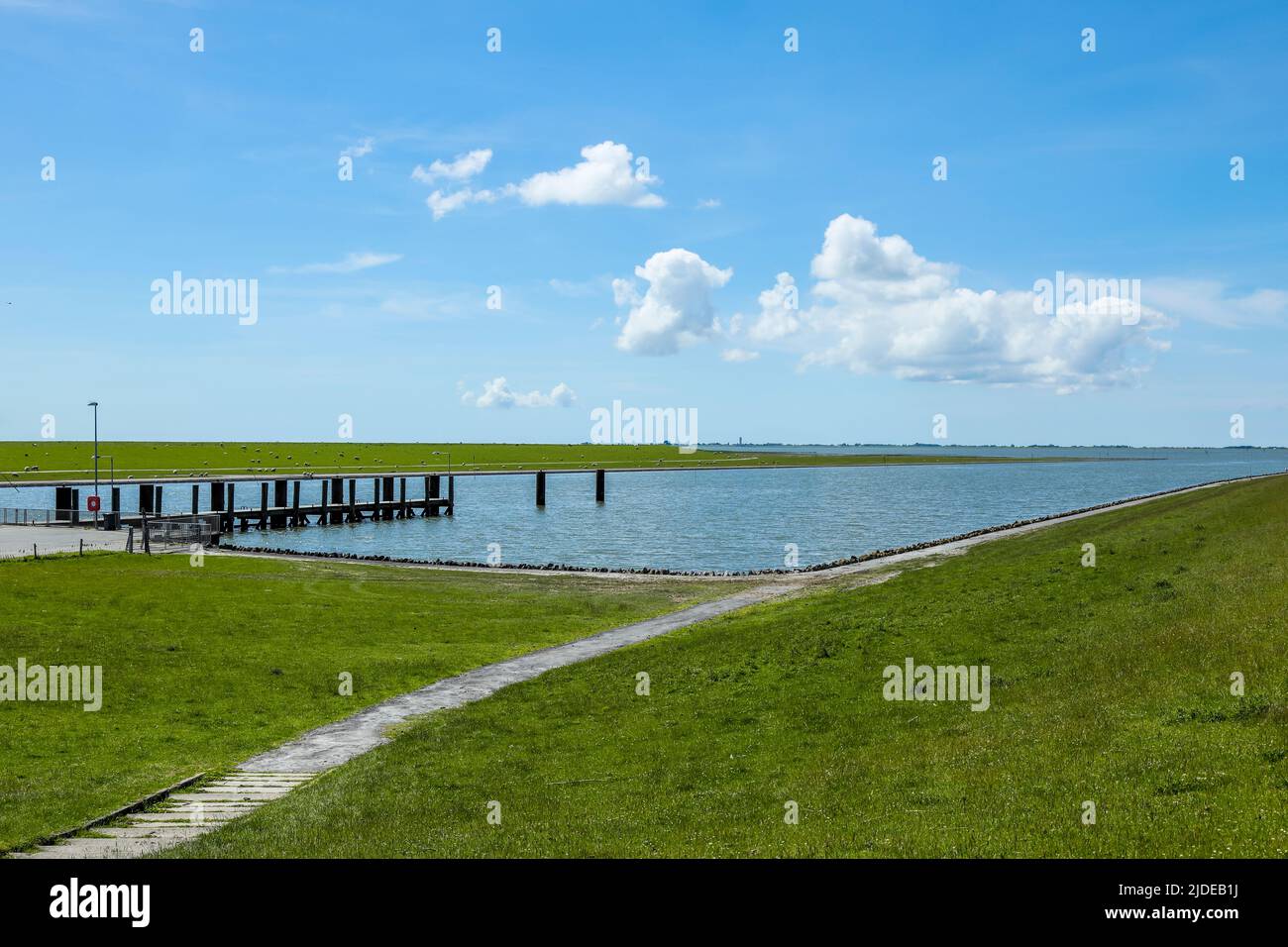Husum liegt an der Nordsee. Auf diesem kleinen Pfad können Sie direkt ...