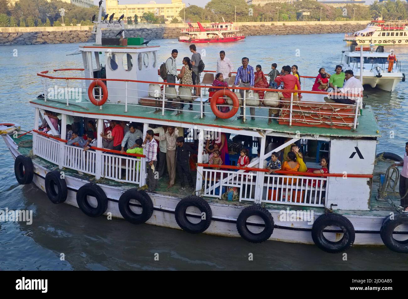 Ein Ausflugsboot mit Sehenswürdigkeiten an Bord verlässt den Pier am Gateway of India in Mumbai ...