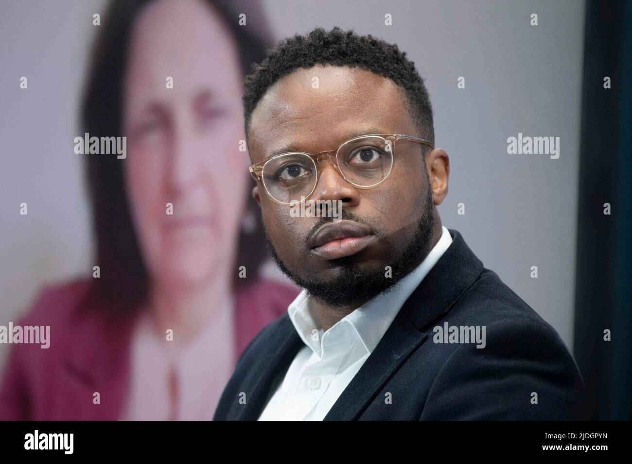 Tomi OLADIPO, Position: Moderator und Anchor bei der DW News ...