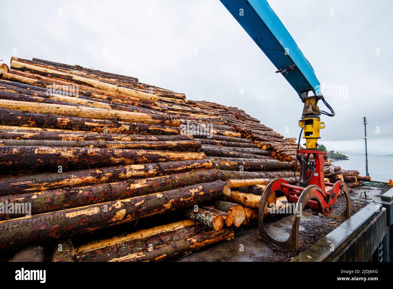 Ein großer, blauer Mantsinen 100 RHC hydraulischer mechanischer Greifer ...