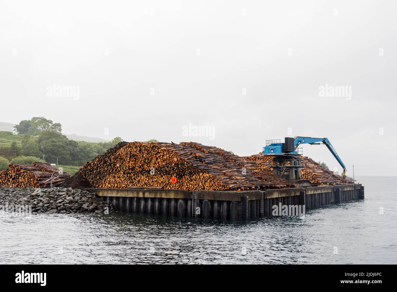 Ein großer, blauer Mantsinen 100 RHC hydraulischer mechanischer Greifer ...