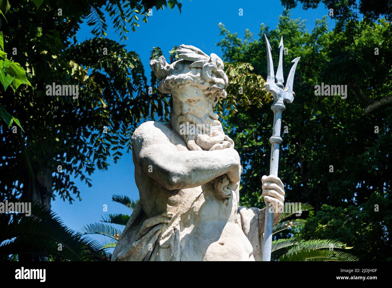 Eine statue von neptun mit dreizack -Fotos und -Bildmaterial in hoher Auflösung – Alamy