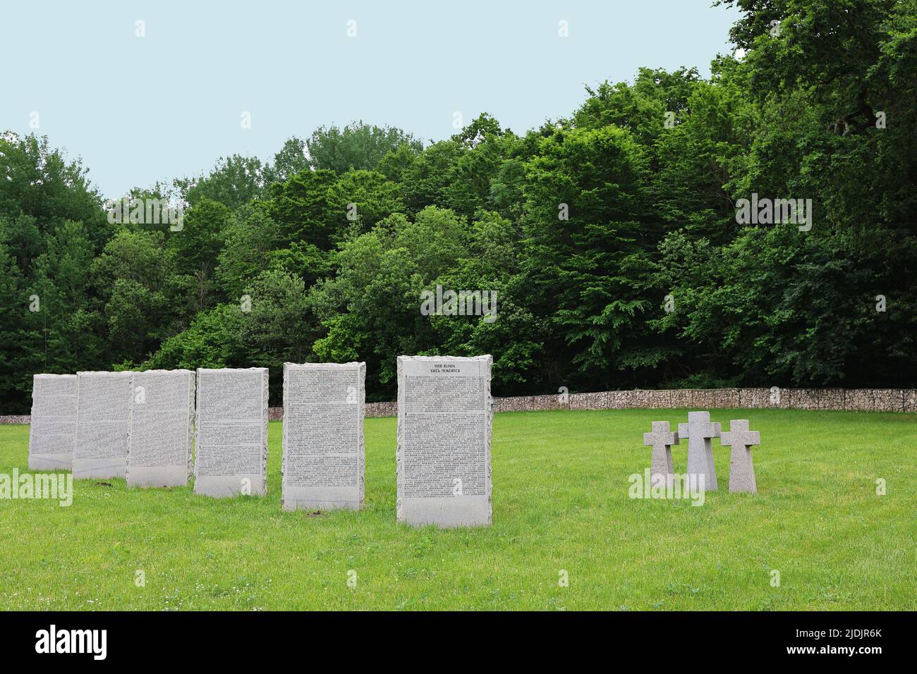 Apsheronsk, Region Krasnodar, Russland - 6. Juni 2022: Friedhof ... Apsheronsk, Region Krasnodar, Russland - 6. Juni 2022: Friedhof ...