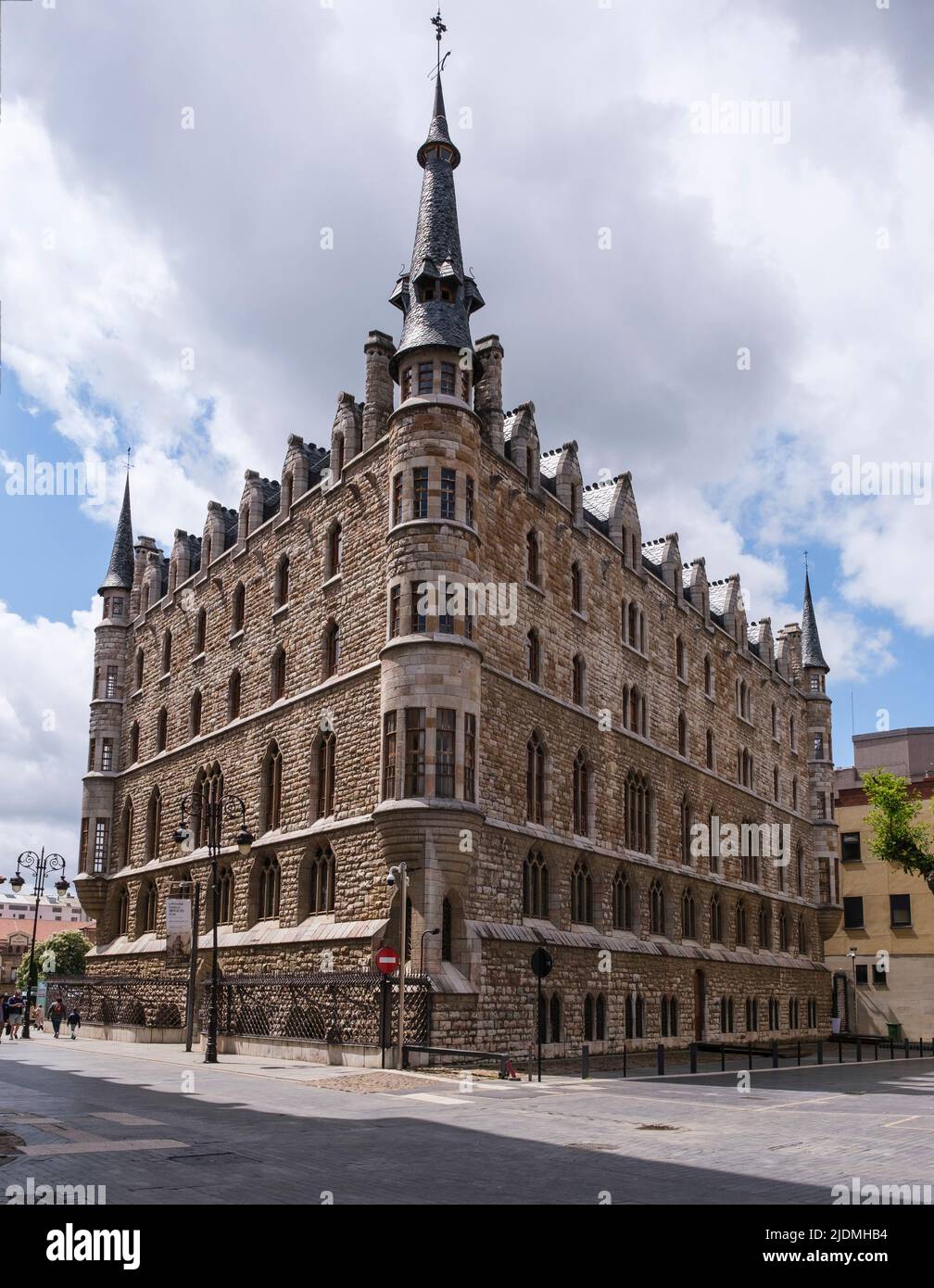 Gebaut von antonio gaudi leon -Fotos und -Bildmaterial in hoher ...