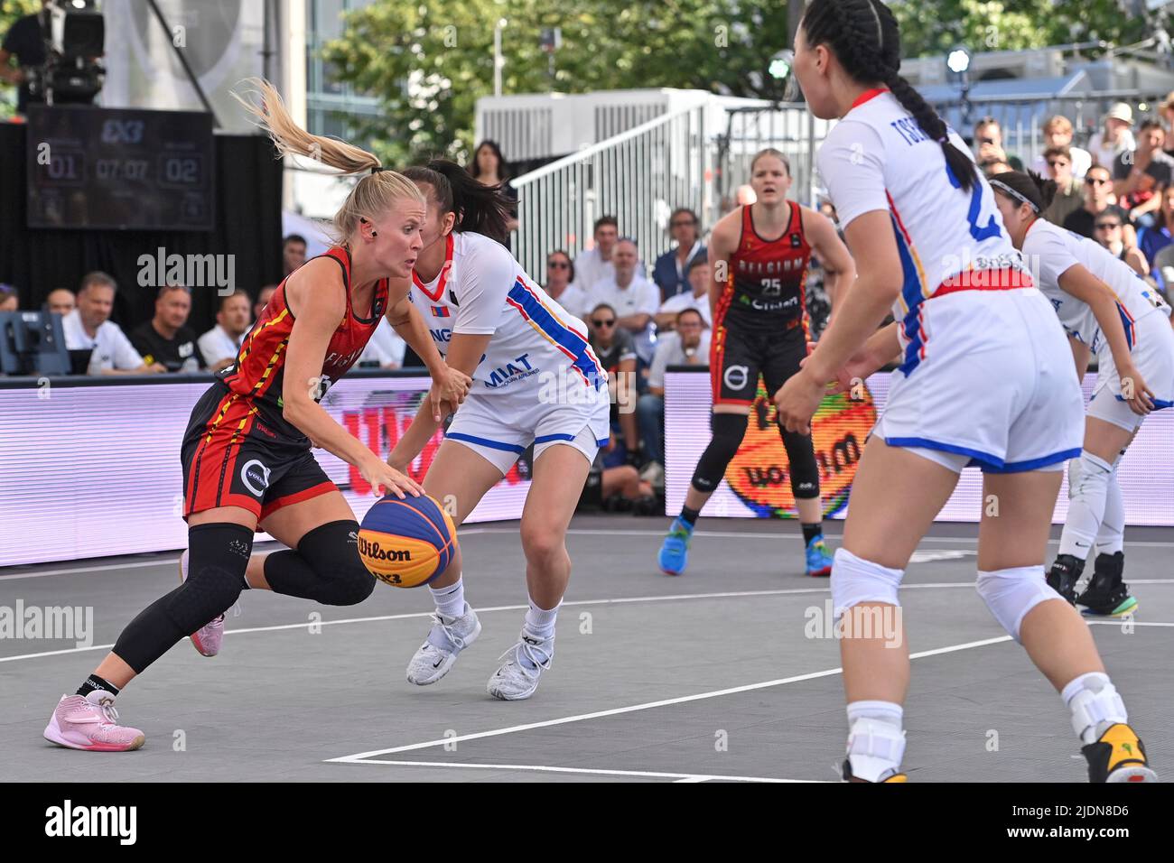 Die belgische Julie Vanloo und die mongolische Tserenlkham Munkhsaikhan, aufgenommen während ...