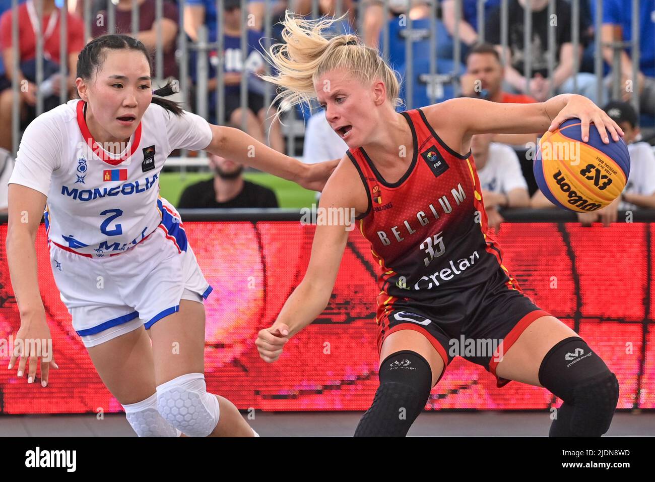 Die Mongolin Tserenlkham Munkhsaikhan und die Belgierin Julie Vanloo, aufgenommen während eines ...