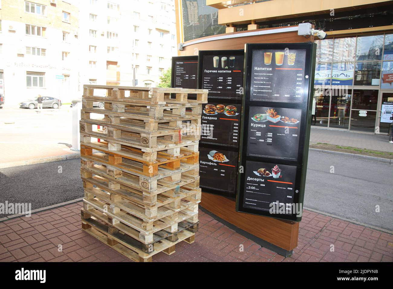 St. Petersburg, Russland. 22.. Juni 2022. Die Speisekarte im Restaurant ist sehr ähnlich wie die ...