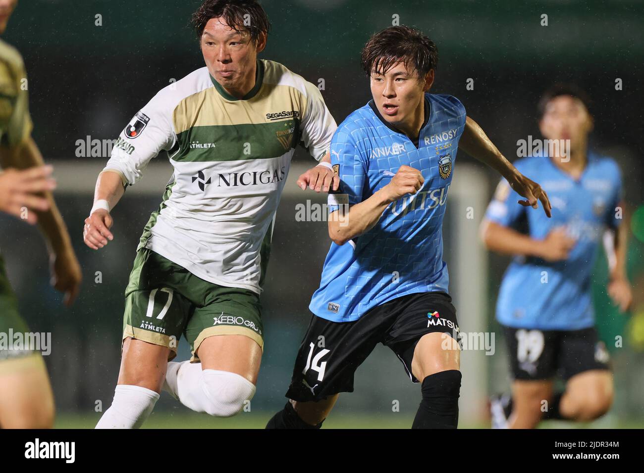 Kawasaki Todoroki Stadium, Kanagawa, Japan. 22.. Juni 2022. (L-R) Koken Kato (Verdy), Yasuto ...