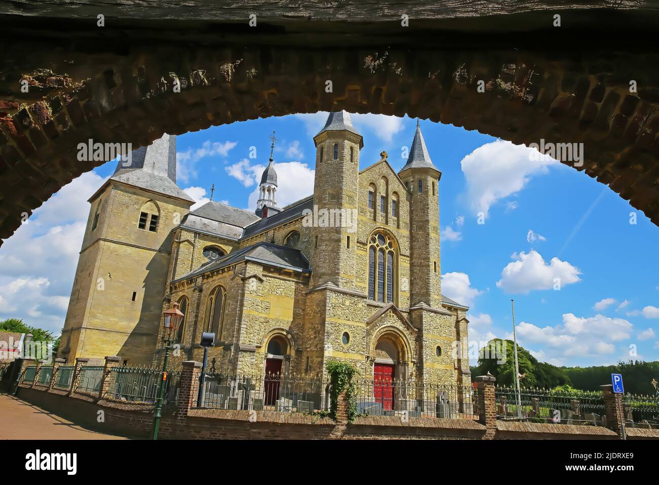 Blick unter Steinbogen auf schöne mittelalterliche Kirche, nationales ...
