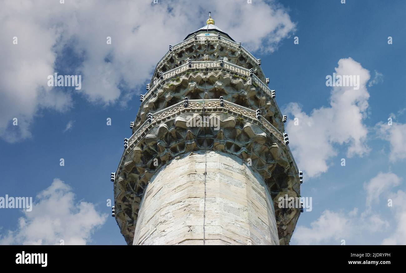 Das Minarett ist das Symbol des Islam. Das Minarett einer Moschee mit ...