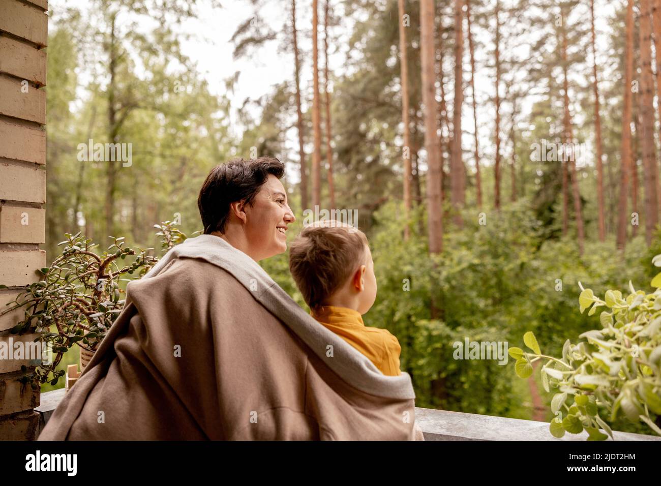 Glückliche Großmutter und Enkel genießen die Zeit zusammen. Positive ...