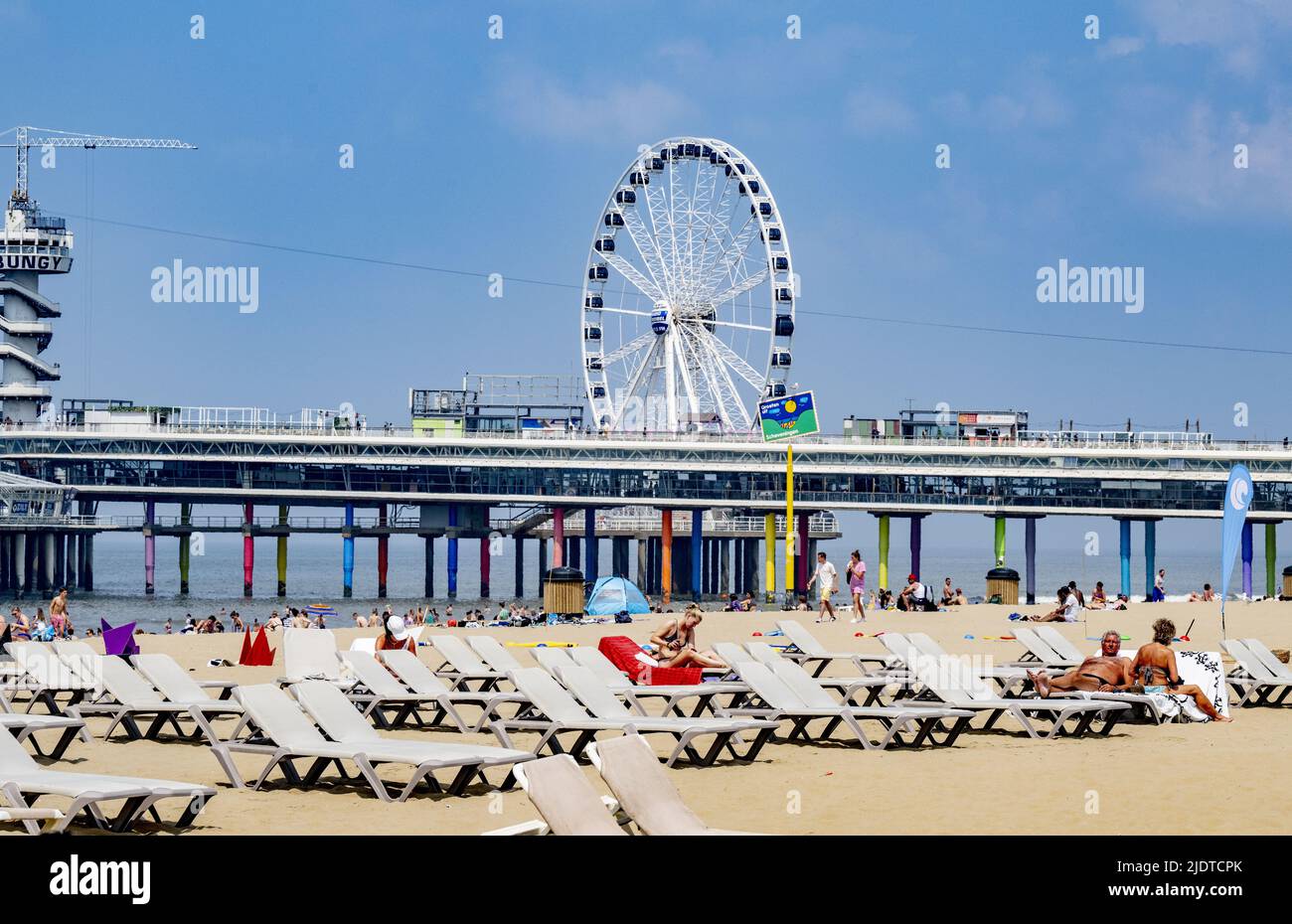 2022-06-23 14:39:32 SCHEVENINGEN - Badegäster suchen Erfrischung auf ...