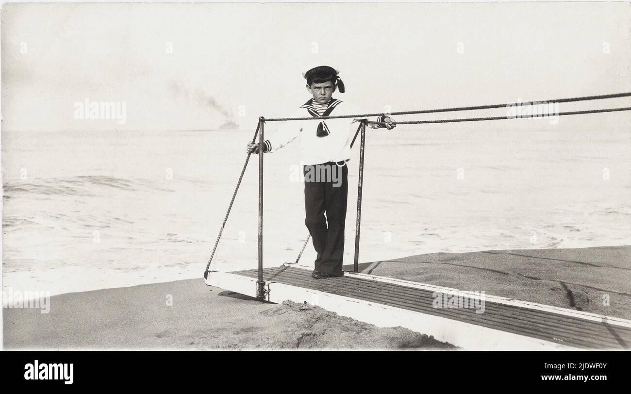 Bambino in spiaggia -Fotos und -Bildmaterial in hoher Auflösung – Alamy