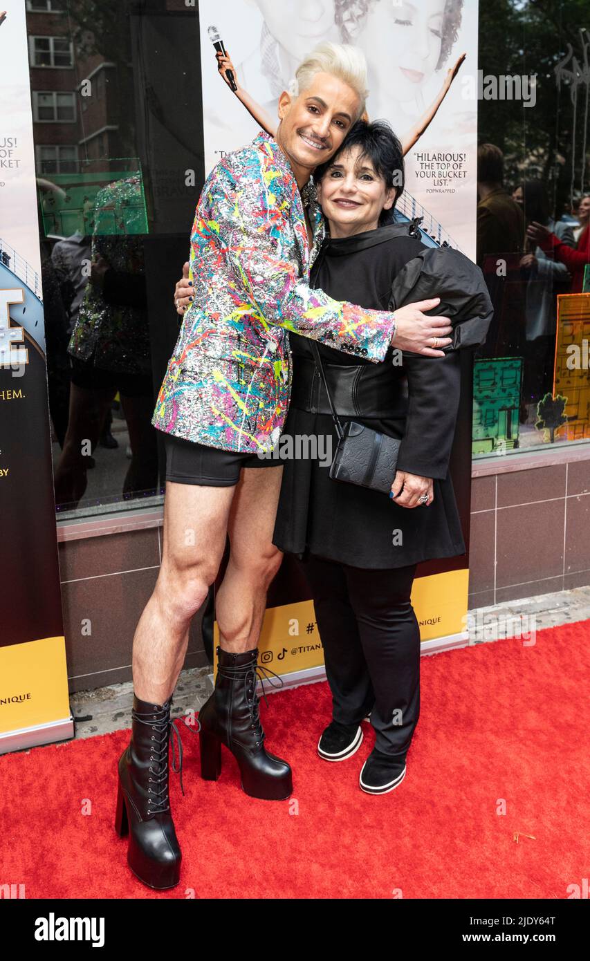 New York, NY - 23. Juni 2022: Frankie Grande und seine Mutter Joan ...