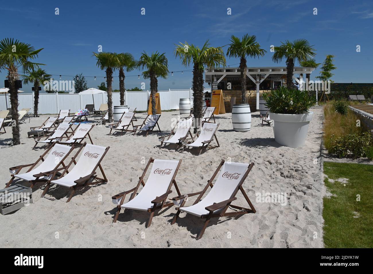 Euskirchen, Deutschland. 22.. Juni 2022. Liegestühle auf Sand und ...