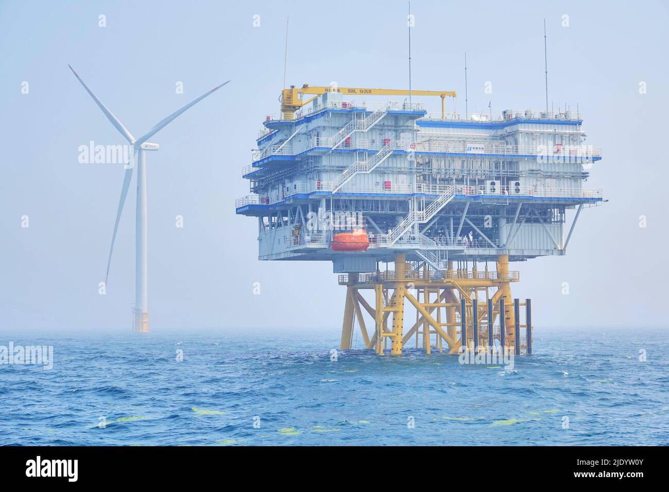 YANTAI, CHINA - 24. JUNI 2022 - Offshore-Windenergieanlagen und ...