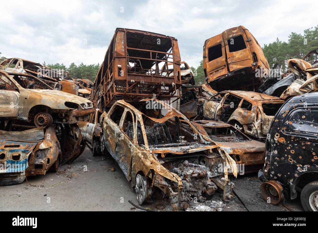 IRPIN, UKRAINE - 17. Juni 2022: Krieg in der Ukraine. Autos, die ...