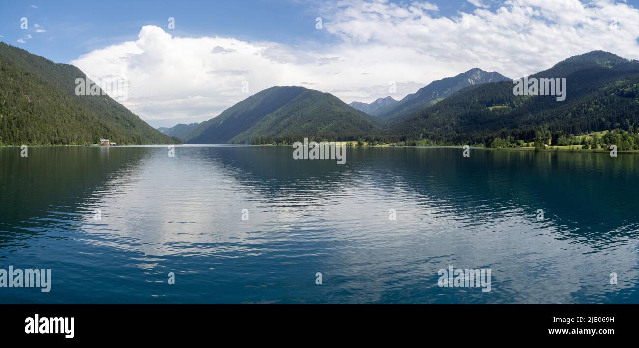 Blick über den Weissensee, den höchsten Badesee der Alpen, Kärnten ...