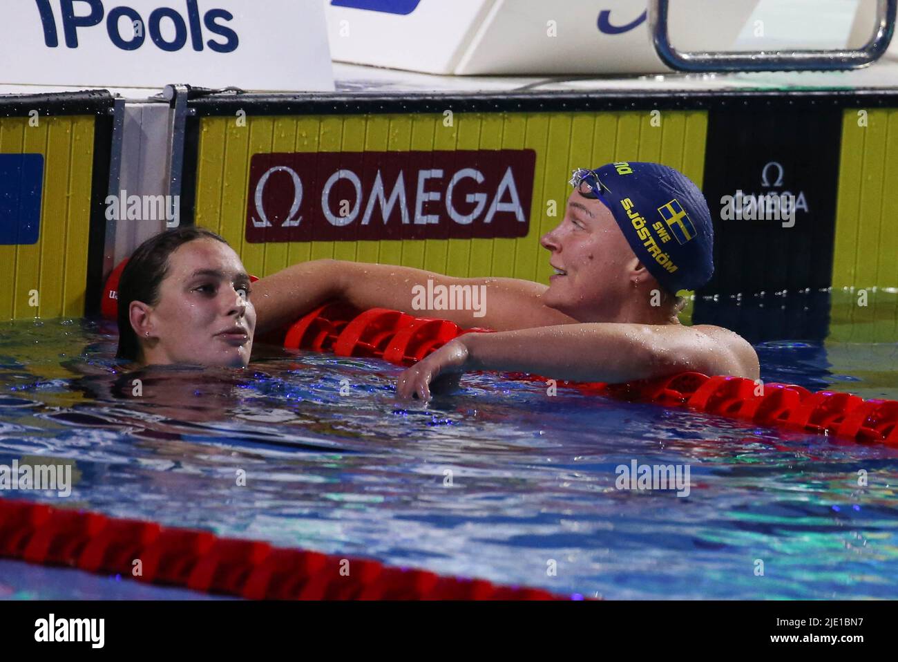 Budapest, Ungarn. Juni 23 2022, Penny Oleksiak aus Kanada und Sarah ...