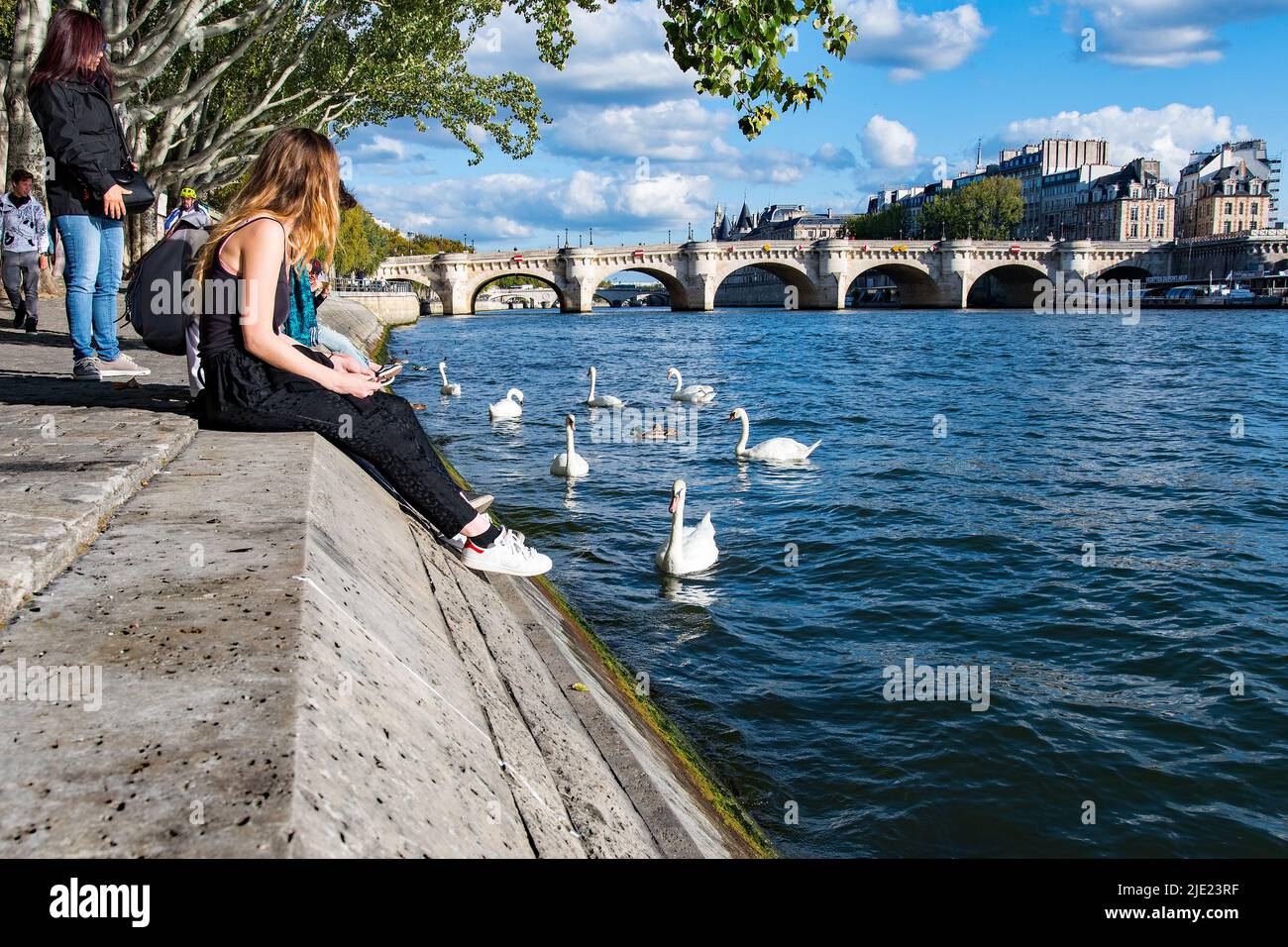 Leute sitzen am kai -Fotos und -Bildmaterial in hoher Auflösung – Alamy