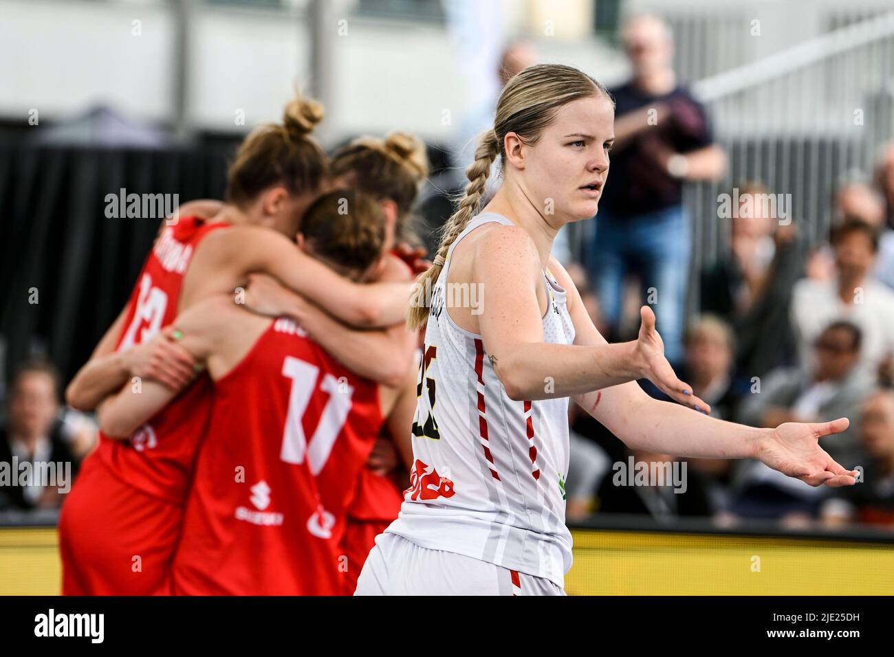 Die belgische Becky Massey zeigt nach einem 3x3-Basketballspiel zwischen Belgien und Polen in ...
