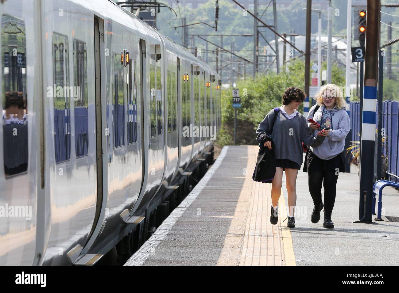 Frauen sahen, wie ein Thameslink-Zug auf dem Bahnsteig des Bahnhofs Hornsey zu Fuß ging. Mehr ...