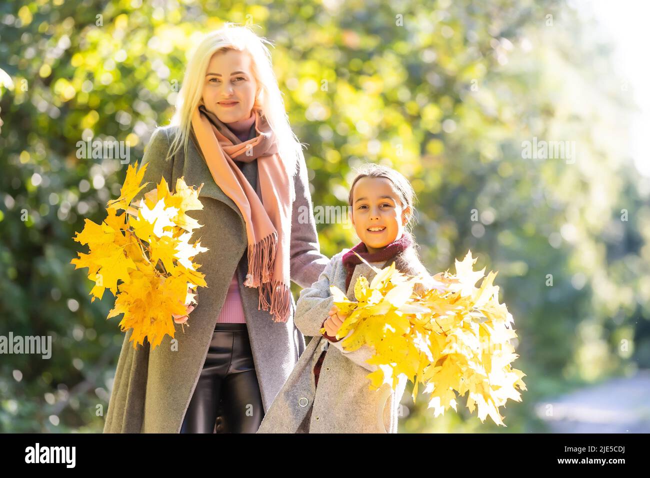 Mutter und kleinkind mit gummistiefel -Fotos und -Bildmaterial in hoher ...