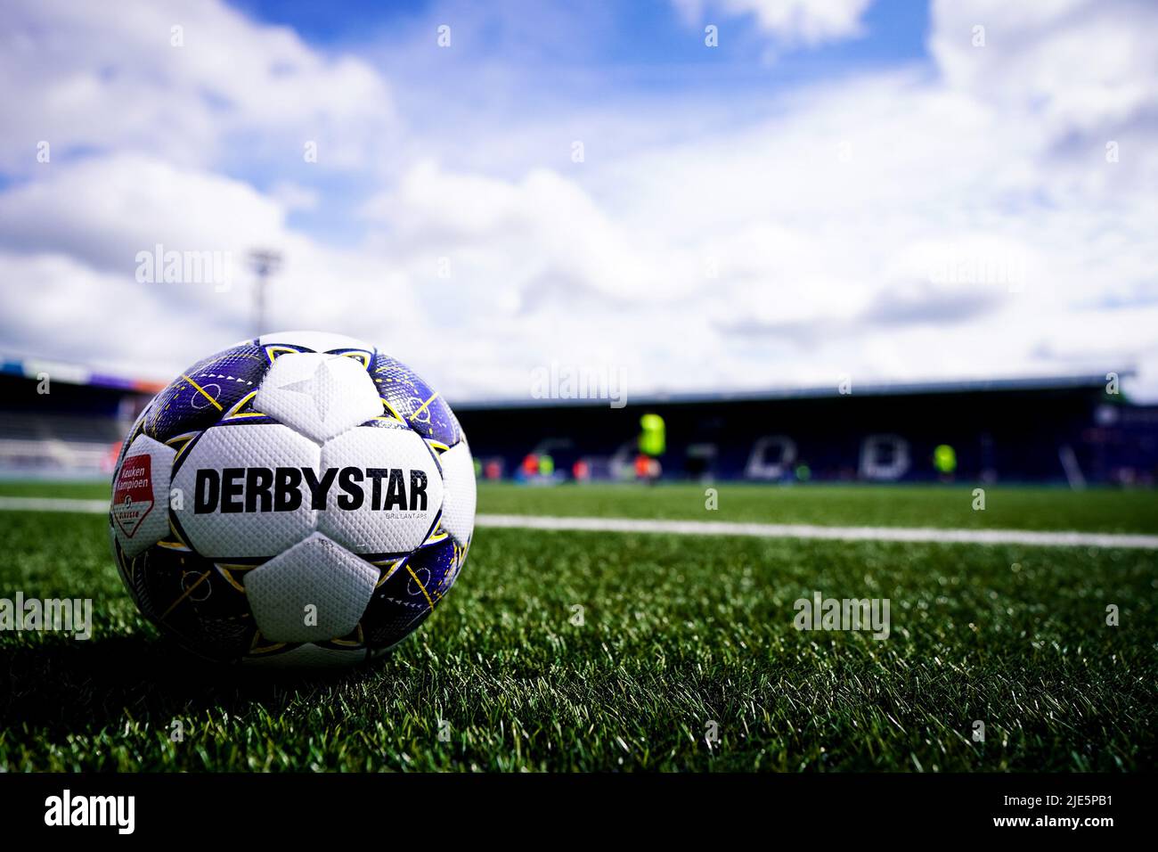 DEN B.Sc., NIEDERLANDE - 25. JUNI: Ein Derbystar-Fußball wird während ...