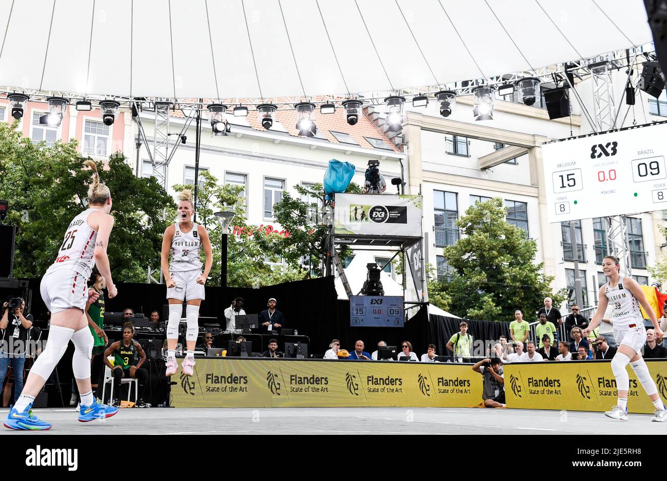Die belgische Becky Massey und die belgische Julie Vanloo feiern, nachdem sie ein 3x3 ...