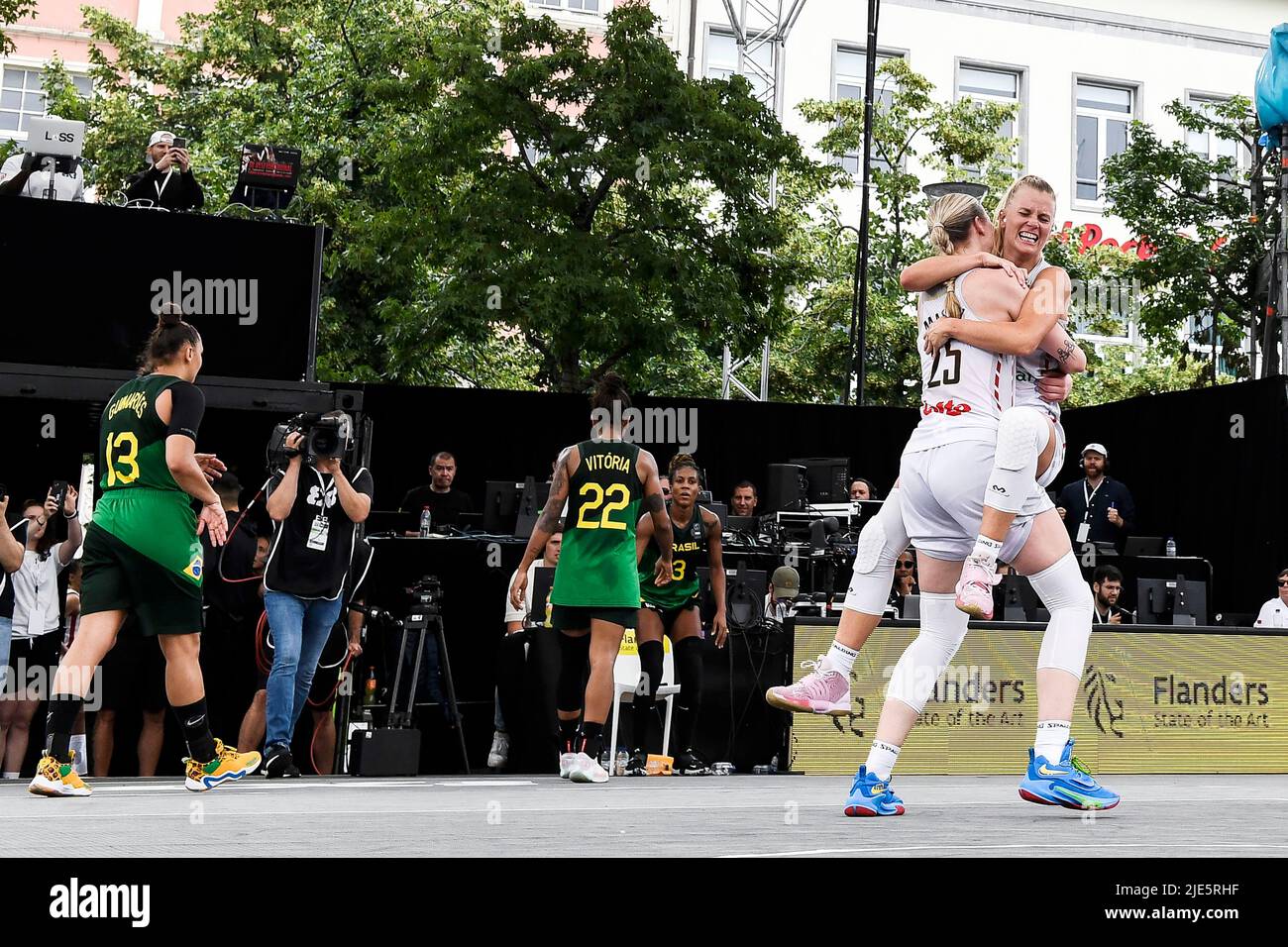 Die belgische Becky Massey und die belgische Julie Vanloo feiern, nachdem sie ein 3x3 ...