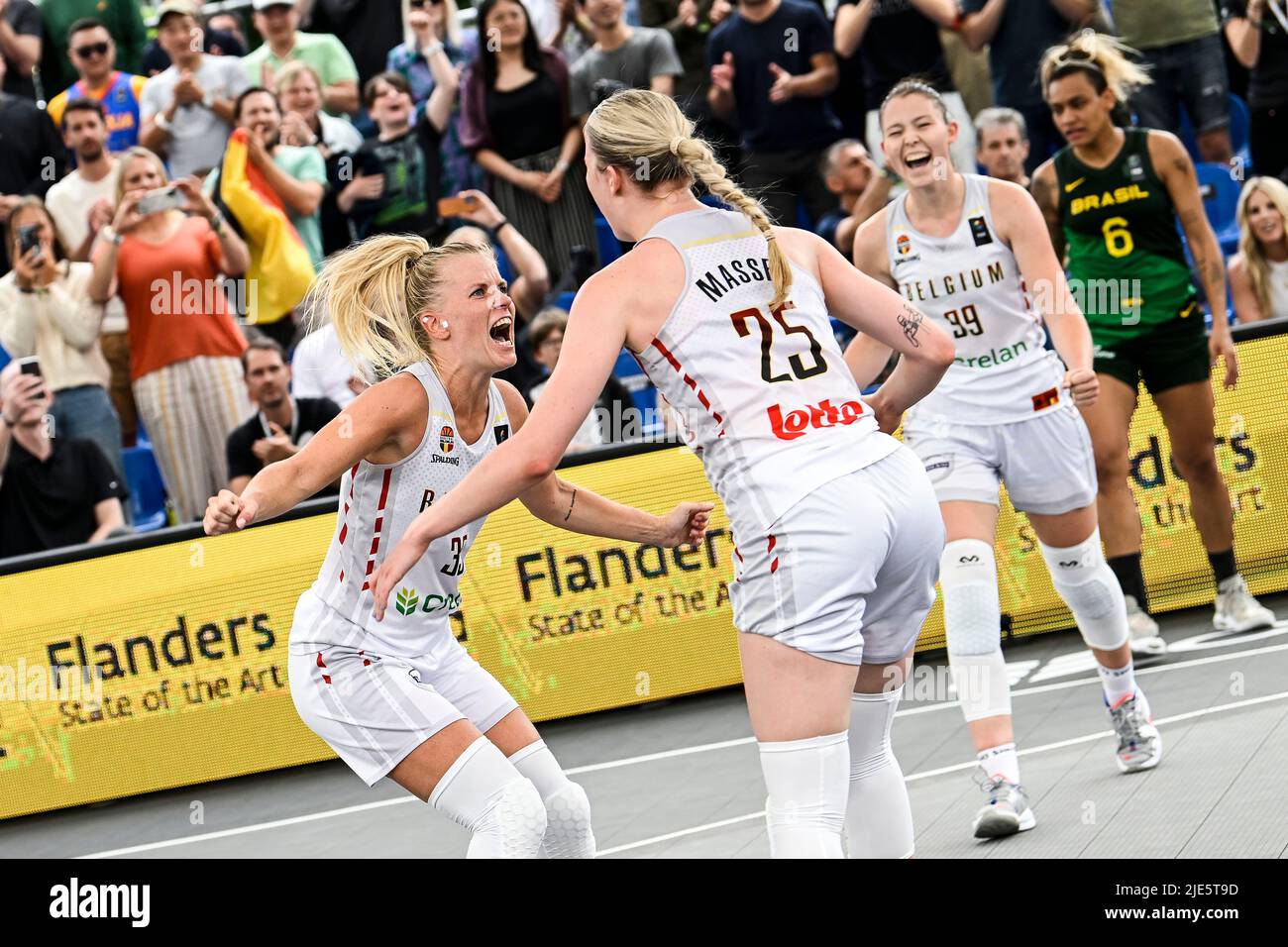 Die belgische Julie Vanloo und die belgische Becky Massey feiern, nachdem sie ein 3x3 ...